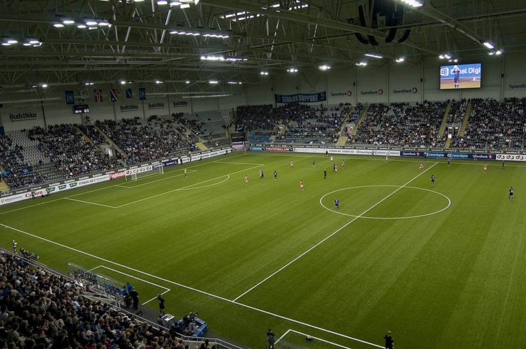 Los Estadios Cubiertos De Fútbol: Campos Con Techo Retráctil